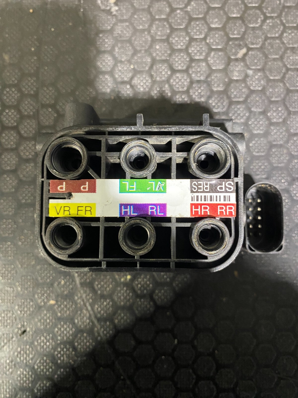 Mercedes-Benz Air Suspension Valve Block A0993200258 – Sussex Dismantling